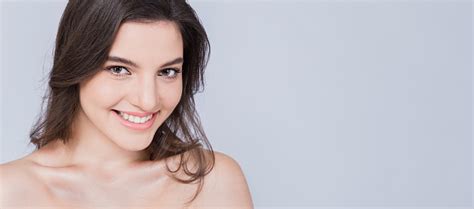 흰색 절연 공정 완벽 한 건강 한 발광 피부 화장과 매력적인 백인 여자의 근접 촬영 초상화 건강관리와 의술에 대한 스톡 사진 및 기타 이미지 건강관리와 의술 건강한