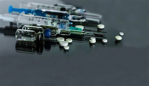 온도계 환약 주입 백신 앰플 유리 배경에 예방 접종을위한 주사기 코로나 바이러스 Merscov 공기 오염 우한 코로나 바이러스 2019ncov 코로나 바이러스 검역의 개념