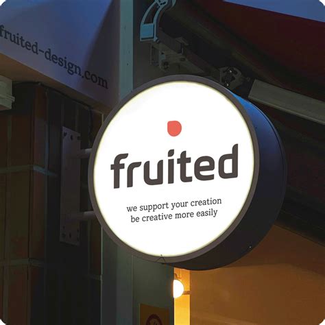 원형 가게 간판 목업 프루티드 디자인 무료 목업과 디자인 리소스를 다운로드 받으세요