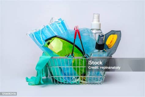 의료 시설로 가득 찬 바구니 카트 일회용 의료 용 얼굴 마스크 라텍스 장갑 한 켤레 밝은 회색 배경위에 모자 보호 안경 및 소독제 병 0명에 대한 스톡 사진 및 기타 이미지