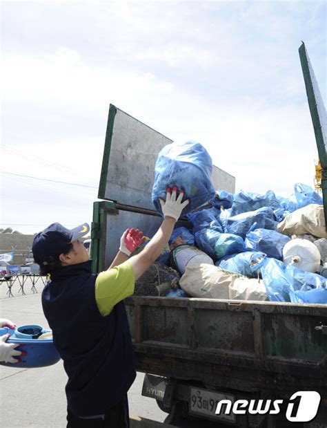 묵호항 쓰레기 수거 뉴스1