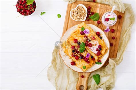 煎饼加酸奶蜂蜜坚果和夏季浆果高清图片下载 正版图片503004050 摄图网