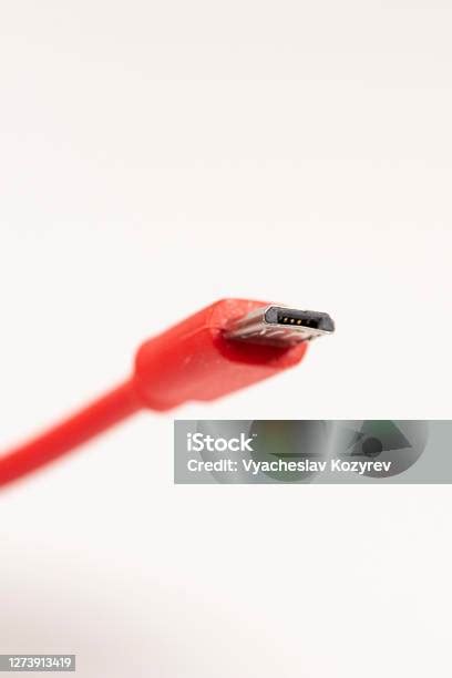 흰색에 분리 된 미니 Usb 케이블에 빨간색 편조 와이어 Usb Usb 케이블에 대한 스톡 사진 및 기타 이미지 Usb 케이블 배율 Usb 메모리 Istock