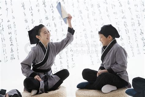 国学高清图片 老师给小学生上国学文化课 人像图片免费下载 格式 5472像素 编号66658391 千图网