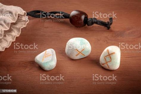 텍스트에 대 한 어두운 배경 장소에 가방에서 빼앗은 Futhark 알파벳 기호 점 위 카와 다른 마술에 사용 된 돌에서에서 고 대 북유럽 룬의 근접 촬영 가방에 대한 스톡