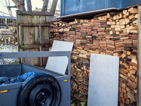 Material De Madera Seccionada En Un Cobertizo Junto A Una Casa Foto De Archivo Imagen De Rural