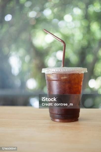 나무 테이블에 얼음 조각과 빨대가있는 상쾌한 소다 음료 한 잔 0명에 대한 스톡 사진 및 기타 이미지 0명 각얼음 갈색 Istock