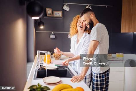 싱크대 근처에 서 있는 즐거운 행복한 여성 가사 집안일에 대한 스톡 사진 및 기타 이미지 가사 집안일 가정 생활 가정 주방 Istock