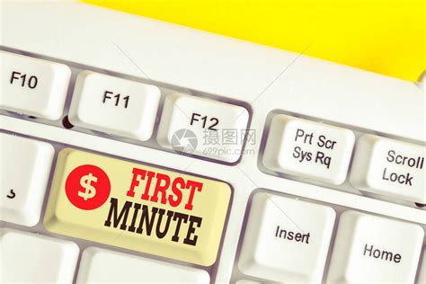 显示第一分钟的文字符号展示促销优惠的商业照片在很短的时间内持续存在白色pc键盘高清图片下载 正版图片503894396 摄图网