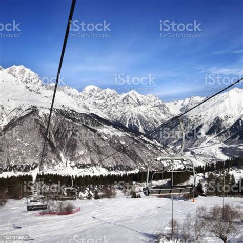 좋은 일요일 날에 눈 겨울 산에서의 자 리프트와 스키 슬로프 0명에 대한 스톡 사진 및 기타 이미지 0명 Mestia 겨울 Istock