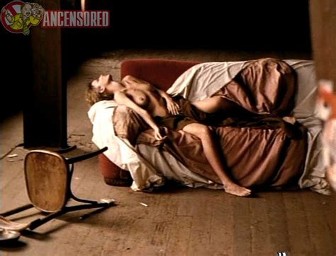 Tina Coté Nua em Dark Side of Genius