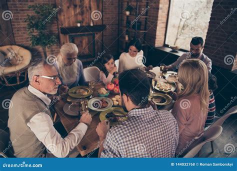 Grande Figlio Del Nonno Del Pap Della Mamma Della Nonna Della Sorella Del Fratello Della Folla