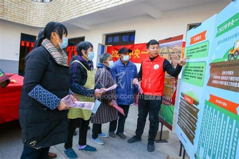江苏如皋2022年中央一号文件宣传进农户 人民图片网
