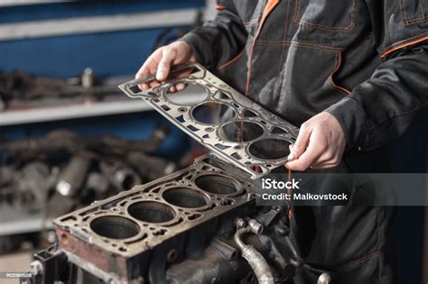 가스 켓에 바다 표범 어업 정비사 분해 블록 엔진 차량입니다 복구에 엔진 피스톤 및 커넥팅 로드 자동차 기술 서 자동차 수리가