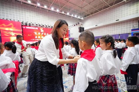 北京：海淀区五一小学开展少先队入队仪式 人民图片网