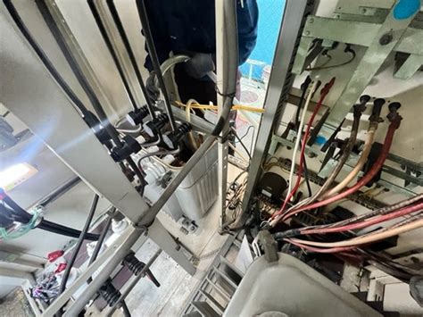 コンデンサと絶縁油交換 感電注意 ーーー電気工事屋日記ーーー