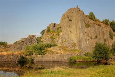 Niños Escalando Estructuras Poligonales De Columnas De Basalto