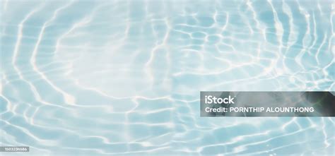 표면에 잔물결이 있는 푸른 물 흐릿한 투명 블루 색상 맑고 잔잔한 수면 질감 물보라와 거품이 있는 디포커스 빛나는 패턴 질감 배경의 물결 0명에 대한 스톡 사진 및 기타