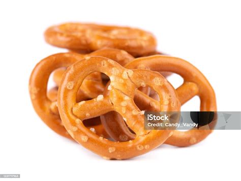 브레첼 크래커는 흰색 배경에 고립 드라이 크래커 쿠키가 분리되었습니다 짠 간식 분리 Salty Snack에 대한 스톡 사진 및