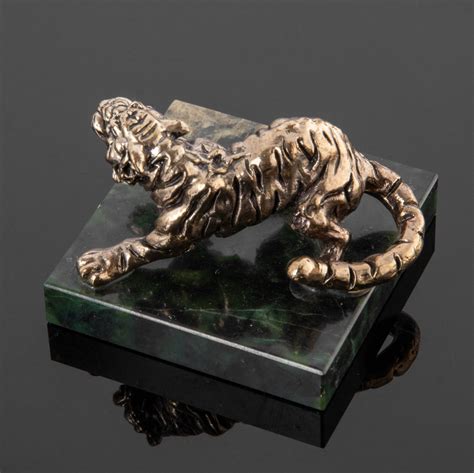 Статуэтка Тигр рычащий на каменной подставке металл сплав металлов