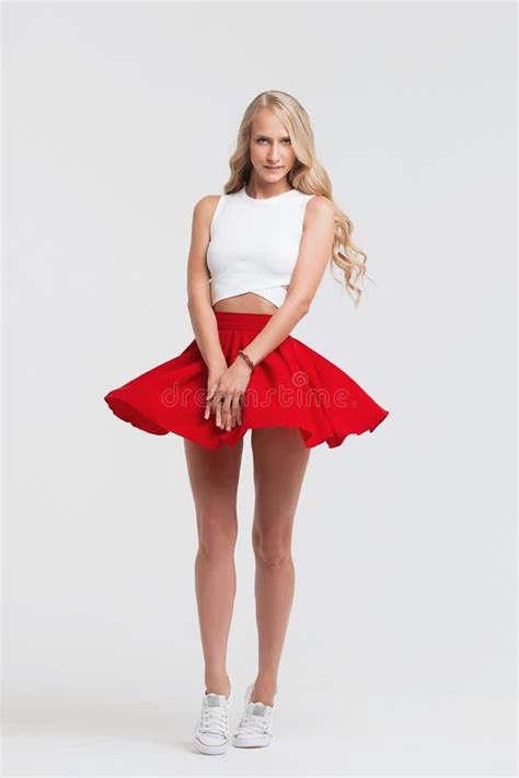 Fille Avec Le Corps Parfait Dans La Jupe Rouge Sur Un Fond Blanc Photo Stock Image Du