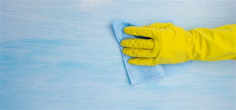 노란색 고무 장갑에 손 파란 헝겊 표면 클로즈업 쓰기 위한 장소가 있다 비즈니스에 대한 스톡 사진 및 기타 이미지 비즈니스 청소하기 가사 집안일 Istock