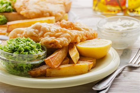 전통 영국 길거리 음식 피시 앤 칩스와 치 타르 소스 부드러운 완두콩 종이 접시 감자 요리에 대한 스톡 사진 및 기타 이미지 감자 요리 감자 칩 건강에 좋지 않은