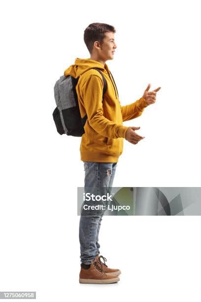 손으로 몸짓을하는 노란색 후드에 남성 십대 학생의 전체 길이 프로필 샷 옆모습에 대한 스톡 사진 및 기타 이미지 옆모습 토론 십대 Istock