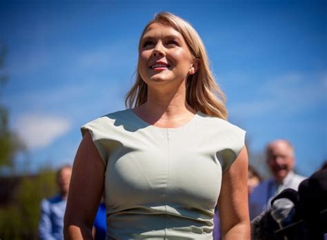 Photo Close Up Karoline Leavitts Bra Showing Through Her Dress Because