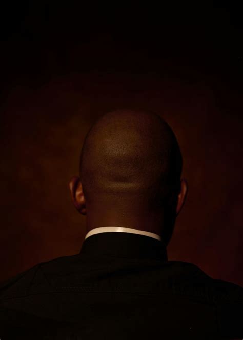 검은 피부 격식 있는 고독한 고상한 고요한 공식적인 옷차림 남성 남성 명사 남자 남자 정장을 입고있다 내성 단조 대머리 등 머리 명상 적 목