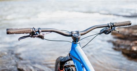 산 강 배경에 사이클의 스티어링 휠 무임승차 및 오프로드 트레일의 개념 사진 Unsplash의 우크라이나 이미지