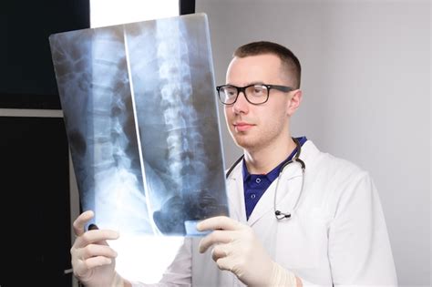 Premium Photo Surgeon Examines X Ray Spinal X Ray Health Problems