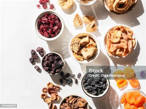 플랫은 그림자와 흰색 배경에 그릇에 다양한 말린 과일과 열매를 누워 비건 건강한 천연 스낵 건과일에 대한 스톡 사진 및 기타 이미지 Istock