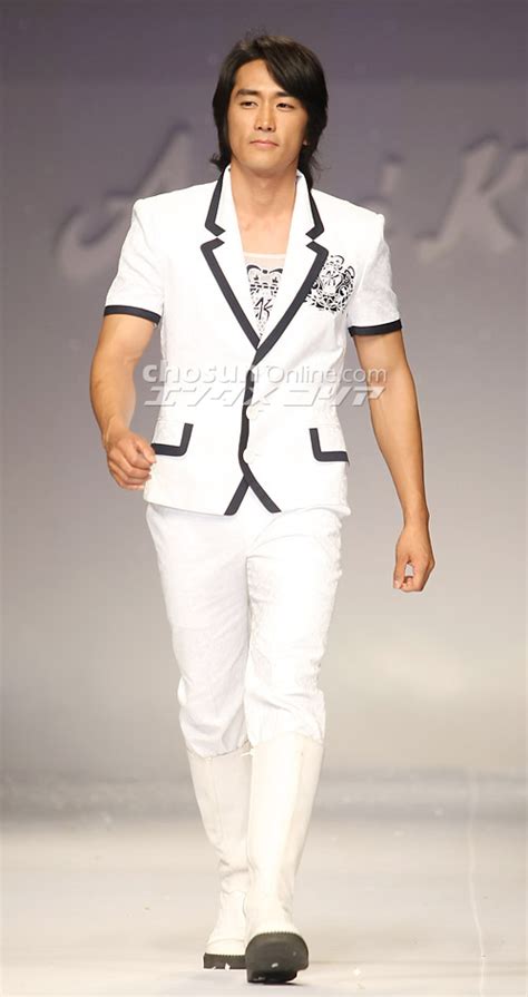 Chosun Online 朝鮮日報 【フォト】笑顔のソン・スンホン