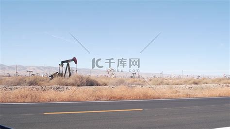 美国油田的抽油机高清摄影大图 千库网