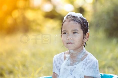 表达免抠元素 快乐的亚洲小女孩在外面洗澡和玩泡沫很开心 模板免费下载 jpg格式 626像素 编号67899557 千图网