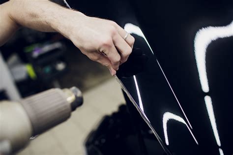 노동자 손은 자동차 페인트 보호 필름 포장 후드를 설치 합니다 과로에 대한 스톡 사진 및 기타 이미지 과로 교통수단 기계공 Istock