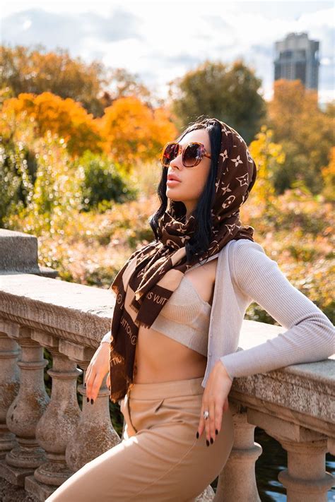 Woman In Gray Long Sleeve Crop Top Wearing Sunglasses And Scarf Women Long Sleeve Crop Top