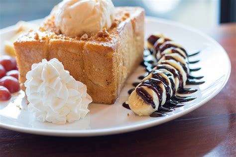 허니 토스트 바닐라 아이스크림 휘 핑 크림과 초콜릿 시럽 바나나 포도 사과 함께 거품 내기에 대한 스톡 사진 및 기타 이미지