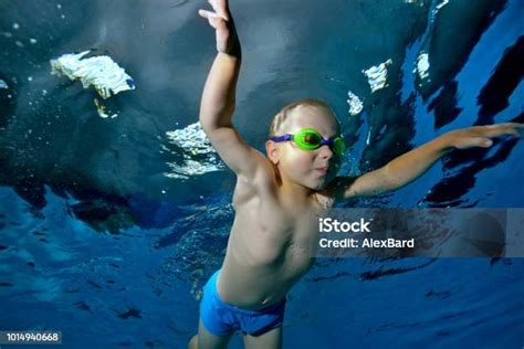 수 중 수영 어린 소년 파란색 배경에 수영장에서 수 중 수영 이다 초상화입니다 하단 보기 수 중 사진입니다 이미지의 가로 방향 건강한 생활방식에 대한 스톡 사진 및 기타