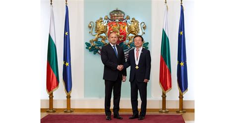 Президентът Румен Радев удостои с орден Мадарски конник първа степен посланика на Република