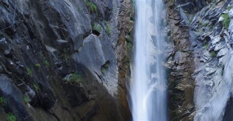 집 밖의 개울 경치 경치가 좋은 계단식 고요한 골짜기 광야 길들이지 않는 녹지 당구 등반가 등산 떨어지는 물 모험 무성한 물 민물 바위