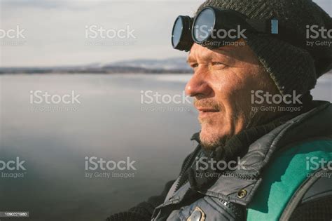 결정된 아름 다운 성인 남자 등산객 입고 니트 모자 옆에 서 있는 큰 호수 개념에 대한 스톡 사진 및 기타 이미지 개념 개성 개념 건강한 생활방식 Istock