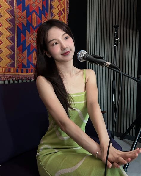 송소희 싱그러운 그린 드레스로 시선 강탈… 여신 미모 발산