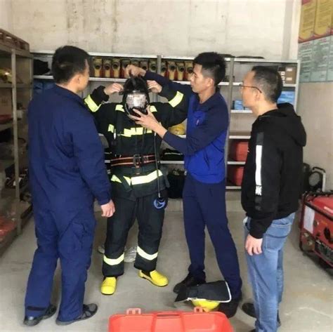 南山镇消防救援所组织辖区村（居）微型消防站器材装备操作培训示范人员灭火
