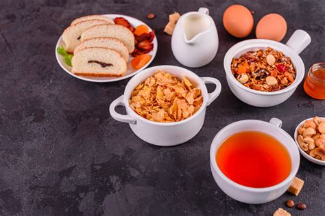 조각 우유 견과류 및 말린 과일로 맛있고 유용한 아침 식사 0명에 대한 스톡 사진 및 기타 이미지 0명 갈대속 벼과 갈색 Istock