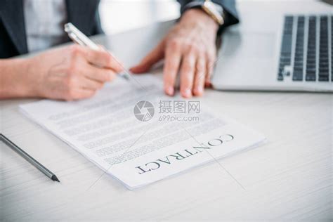 部分考虑在工作场所任职和签署合同的女企业主妇高清图片下载 正版图片502572462 摄图网