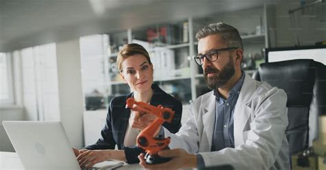 로봇 공학 엔지니어가 노트북을 작업하고 실험실에서 최신 로봇 팔을 설계합니다 사진 Unsplash의 슬로바키아 이미지