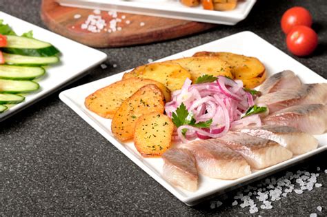 절인 청어 조각의 흰색 접시 튀긴 감자 양파 토마토와 차가운 보드카와 다진 부추 러시아 전통 요리 닫아 고급 요리에 대한 스톡 사진 및 기타 이미지 Istock