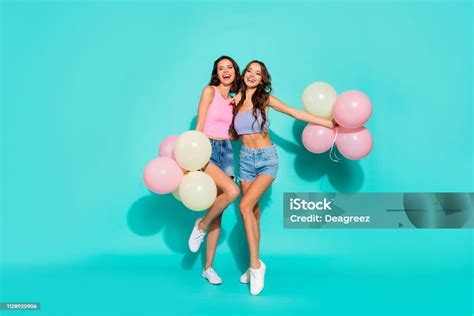 전체 길이 몸 크기 사진 아름 다운 놀라운 두 그녀 그녀의 숙 녀 색된 풍선 손 팔 축제 화려한 엉덩이 핑크 청바지 데님을 입고 반바지 격리 탱크 탑 청록 밝은 배경 여름에